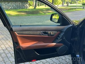 Melns Mercedes-Benz c-320 2008 Rīga, ar dzinēja tilpumu 3.00 L un nobraukumu 276 tūkst. km par 4300 €, foto 11 vietnē AUTOMOTO.COM.LV