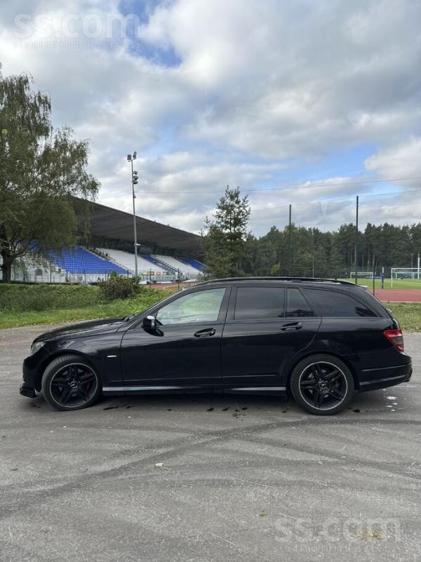 Black Mercedes-Benz c-320 2009 in Jurmala, with an engine capacity of 3.00 L and mileage of 262 thousand km for 7000 €, photo 3 on AUTOMOTO.COM.LV