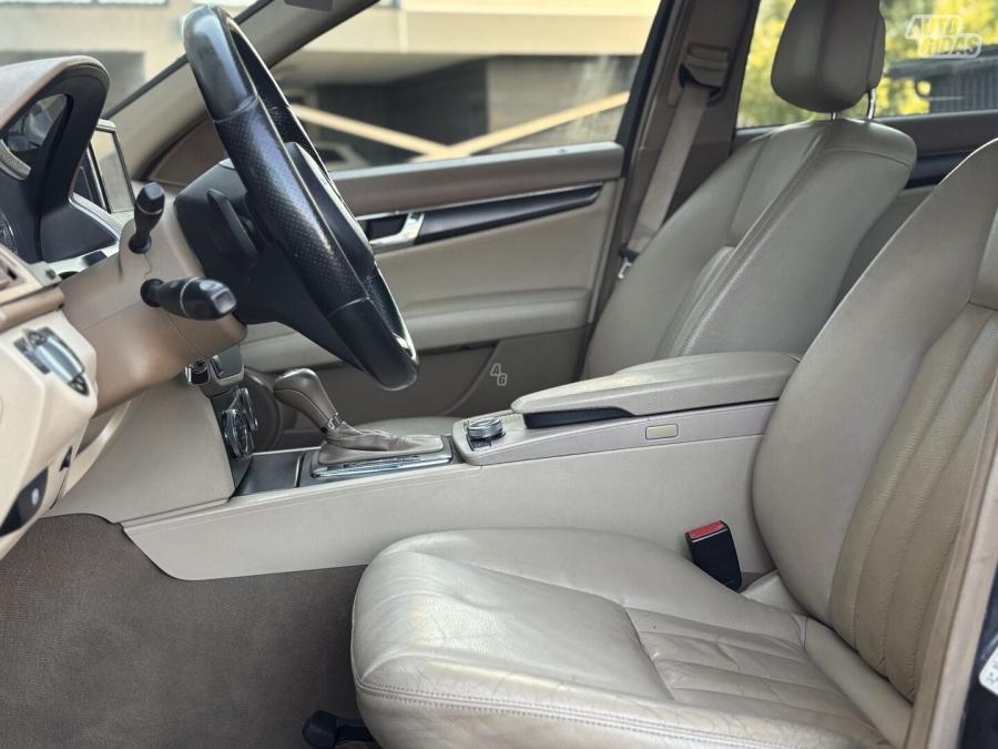 Blue Mercedes-Benz c-320 2007 in Kaunas, with an engine capacity of 3.00 L and mileage of 400 thousand km for 3500 €, photo 15 on AUTOMOTO.COM.LV