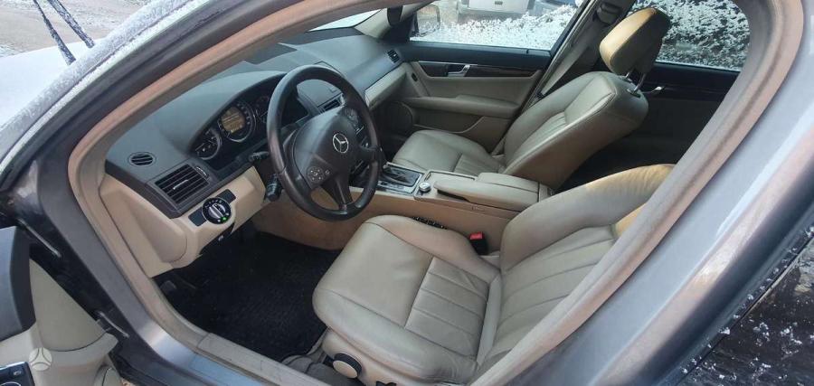 Brown Mercedes-Benz c-320 2008 in Vilnius, with an engine capacity of 3.00 L and mileage of 311 thousand km for 4500 €, photo 4 on AUTOMOTO.COM.LV