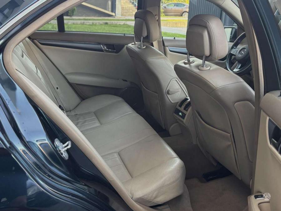 Zaļš Mercedes-Benz c-320 2007 Kauņa, ar dzinēja tilpumu 2.99 L un nobraukumu 400 tūkst. km par 3500 €, foto 22 vietnē AUTOMOTO.COM.LV