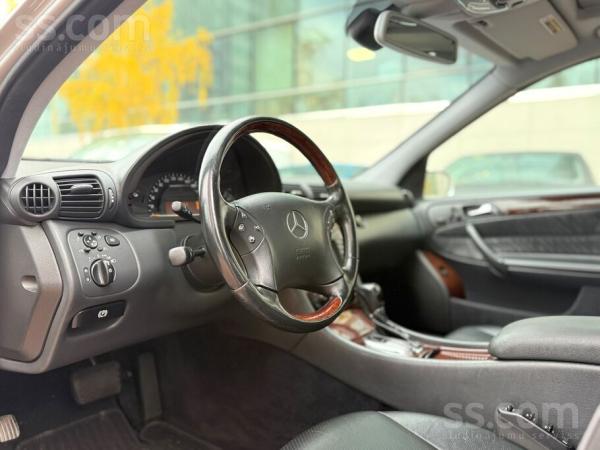 Серый Мерседес Ц 320 2001 в Рига, объемом двигателя 3.20 л и пробегом 0 тыс. км за 4500 €, фото 4 на AUTOMOTO.COM.LV