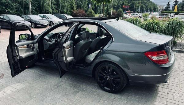 Pelēks Mercedes-Benz c-320 2007 Kauņa, ar dzinēja tilpumu 2.99 L un nobraukumu 378 tūkst. km par 4500 €, foto 1 vietnē AUTOMOTO.COM.LV