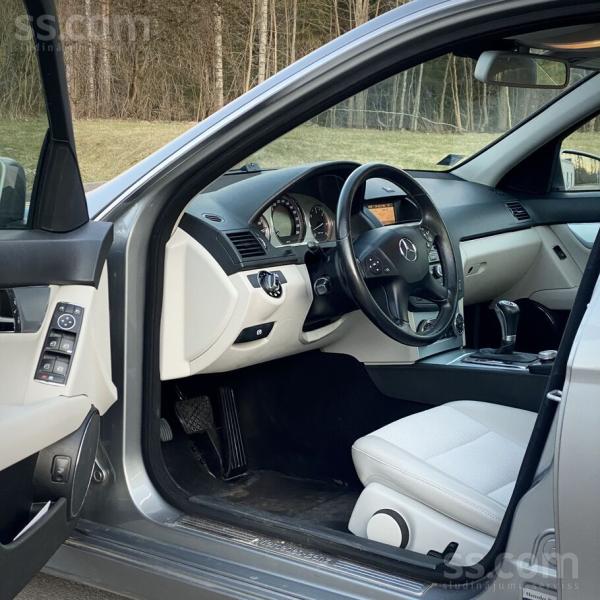 Pelēks Mercedes-Benz c-320 2008 Jelgava, ar dzinēja tilpumu 3.00 L un nobraukumu 333 tūkst. km par 5950 €, foto 9 vietnē AUTOMOTO.COM.LV