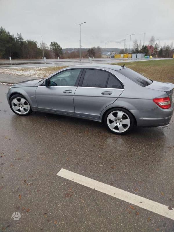 Grey Mercedes-Benz c-320 2008 in Vilnius, with an engine capacity of 2.99 L and mileage of 393 thousand km for 5000 €, photo 2 on AUTOMOTO.COM.LV