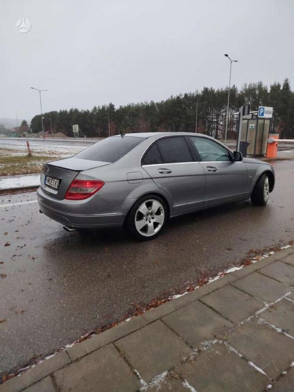 Grey Mercedes-Benz c-320 2008 in Vilnius, with an engine capacity of 2.99 L and mileage of 393 thousand km for 5000 €, photo 5 on AUTOMOTO.COM.LV