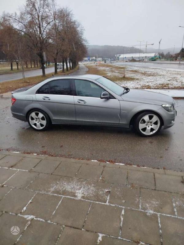 Grey Mercedes-Benz c-320 2008 in Vilnius, with an engine capacity of 2.99 L and mileage of 393 thousand km for 5000 €, photo 6 on AUTOMOTO.COM.LV