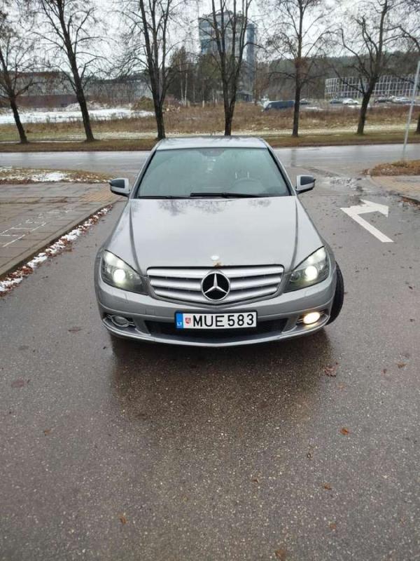 Grey Mercedes-Benz c-320 2008 in Vilnius, with an engine capacity of 2.99 L and mileage of 393 thousand km for 5000 €, photo 7 on AUTOMOTO.COM.LV