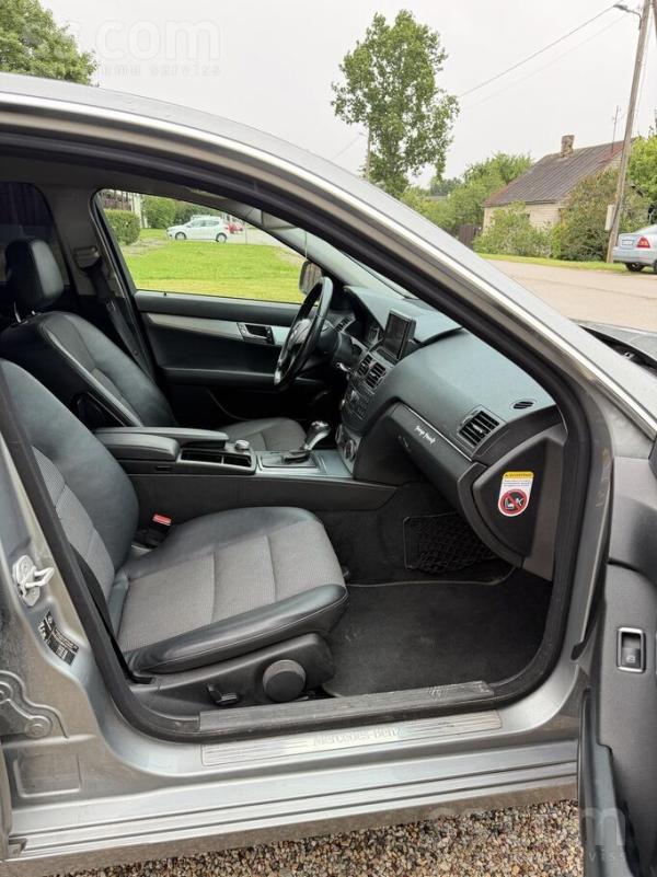 Pelēks Mercedes-Benz c-320 2008 Ventspils, ar dzinēja tilpumu 3.00 L un nobraukumu 319 tūkst. km par 4990 €, foto 9 vietnē AUTOMOTO.COM.LV