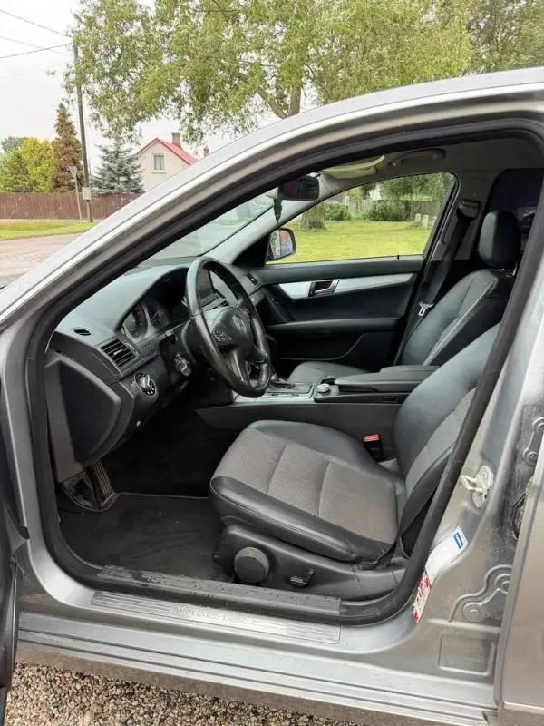 Grey Mercedes-Benz c-320 2008 in Ventspils, with an engine capacity of 3.00 L and mileage of 319 thousand km for 4990 €, photo 7 on AUTOMOTO.COM.LV