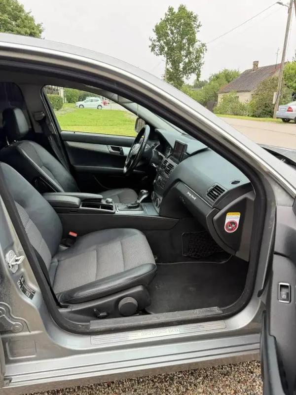 Pelēks Mercedes-Benz c-320 2008 Ventspils, ar dzinēja tilpumu 3.00 L un nobraukumu 319 tūkst. km par 4990 €, foto 9 vietnē AUTOMOTO.COM.LV