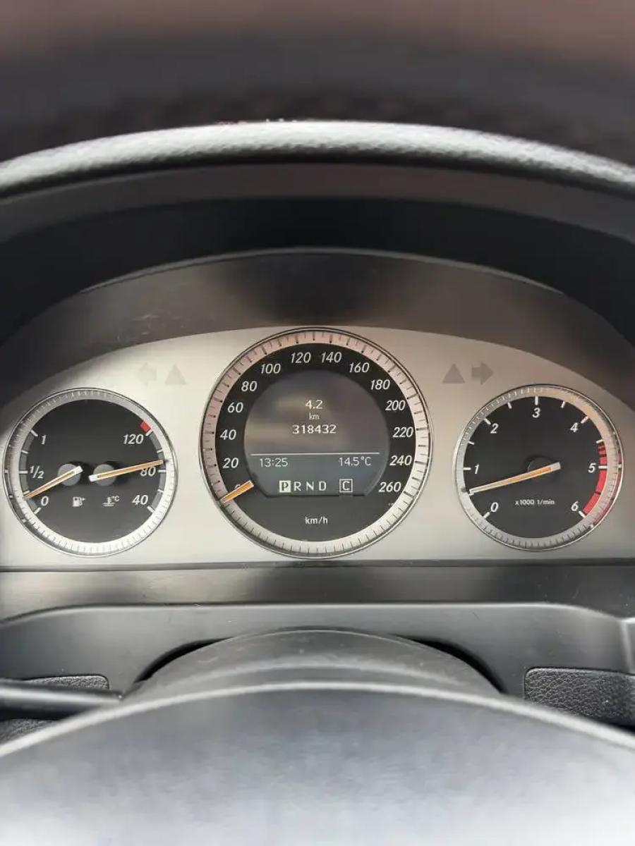 Grey Mercedes-Benz c-320 2008 in Ventspils, with an engine capacity of 3.00 L and mileage of 319 thousand km for 4990 €, photo 18 on AUTOMOTO.COM.LV
