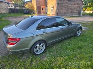 Pelēks Mercedes-Benz c-320 2008 Ventspils, ar dzinēja tilpumu 3.00 L un nobraukumu 301 tūkst. km par 4000 €, foto 4 vietnē AUTOMOTO.COM.LV