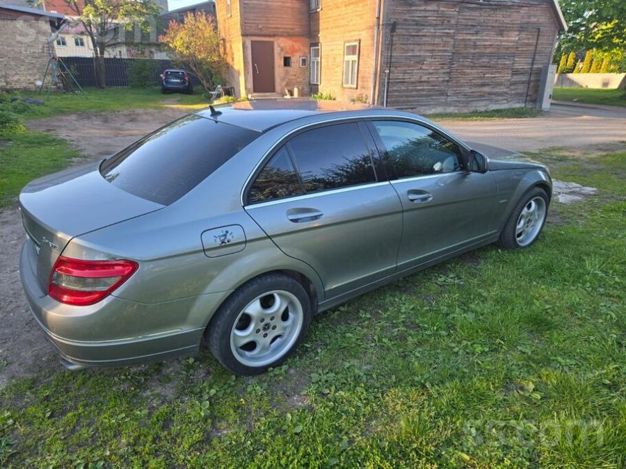 Pelēks Mercedes-Benz c-320 2008 Ventspils, ar dzinēja tilpumu 3.00 L un nobraukumu 301 tūkst. km par 4000 €, foto 4 vietnē AUTOMOTO.COM.LV