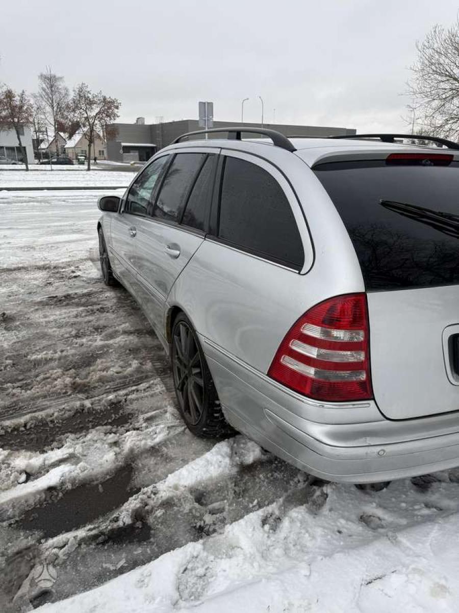 Grey Mercedes-Benz c-320 2006 in Panevezys, with an engine capacity of 3.20 L and mileage of 401 thousand km for 2300 €, photo 15 on AUTOMOTO.COM.LV