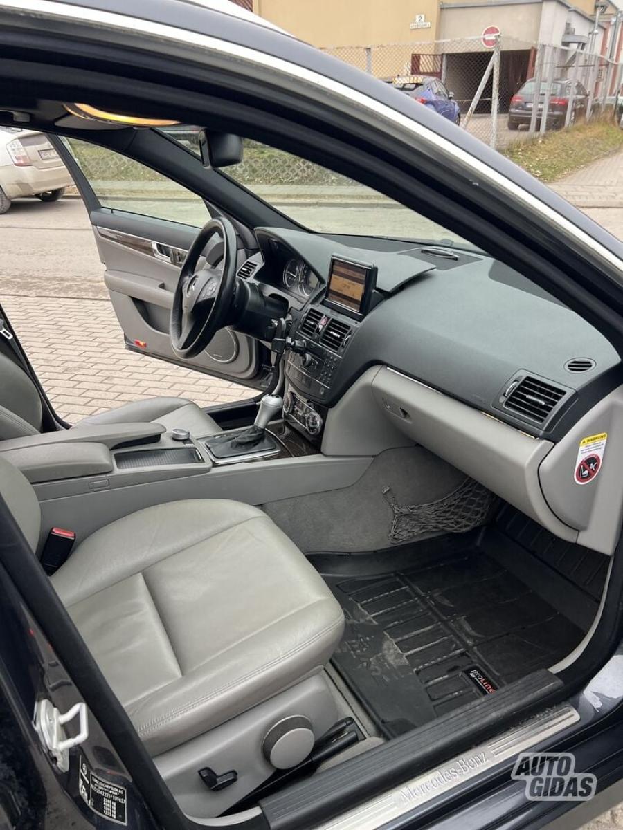 Grey Mercedes-Benz c-320 2007 in Vilnius, with an engine capacity of 3.00 L and mileage of 331 thousand km for 3900 €, photo 12 on AUTOMOTO.COM.LV