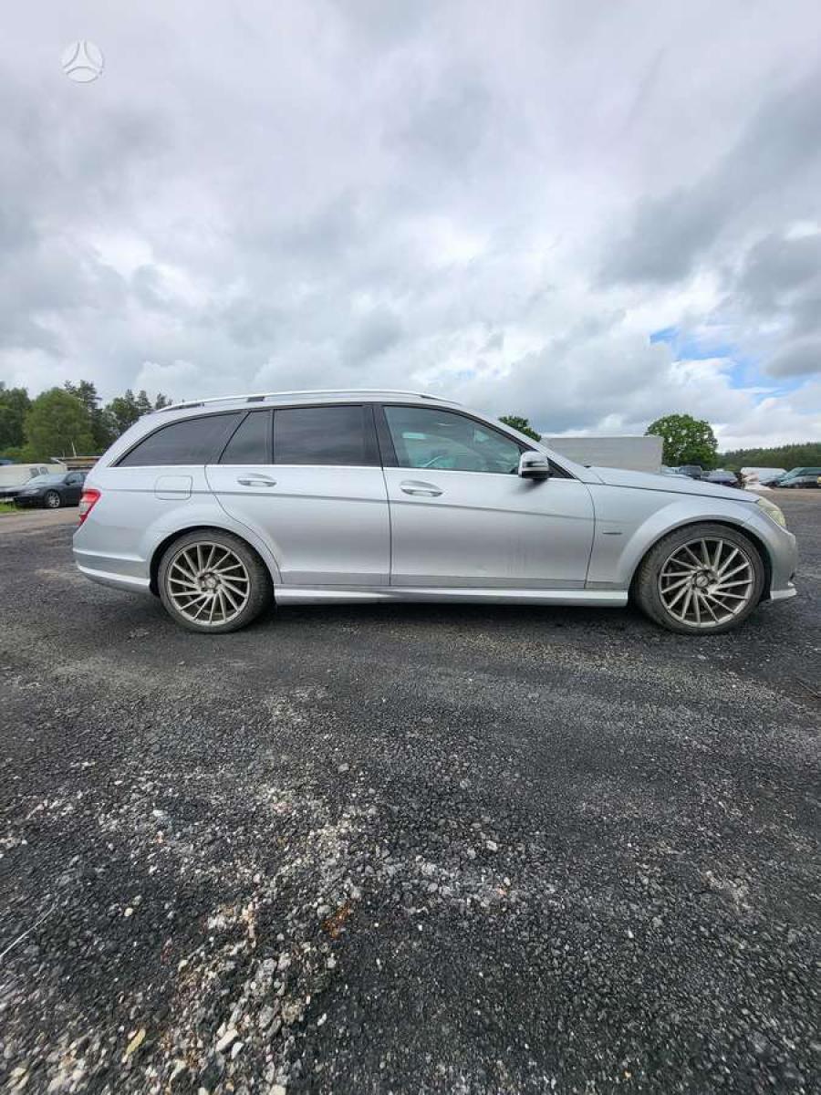 Grey Mercedes-Benz c-320 2008 in Vilnius, with an engine capacity of 2.99 L and mileage of 357 thousand km for 2600 €, photo 3 on AUTOMOTO.COM.LV