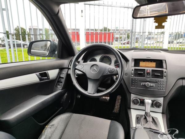 Mercedes-Benz c-320 2007 Klaipėda, ar dzinēja tilpumu 2.99 L un nobraukumu 380 tūkst. km par 5000 €, foto 4 vietnē AUTOMOTO.COM.LV