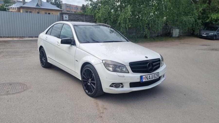 Белый Мерседес Ц 320 2008 в Каунас, объемом двигателя 3.20 л и пробегом 442 тыс. км за 3599 €, фото 1 на AUTOMOTO.COM.LV