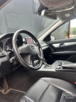 Белый Мерседес Ц 320 2009 в Каунас, объемом двигателя 3.00 л и пробегом 411 тыс. км за 5200 €, фото 16 на AUTOMOTO.COM.LV