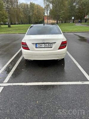 White Mercedes-Benz c-320 2009 in Riga, with an engine capacity of 3.00 L and mileage of 303 thousand km for 6100 €, photo 3 on AUTOMOTO.COM.LV