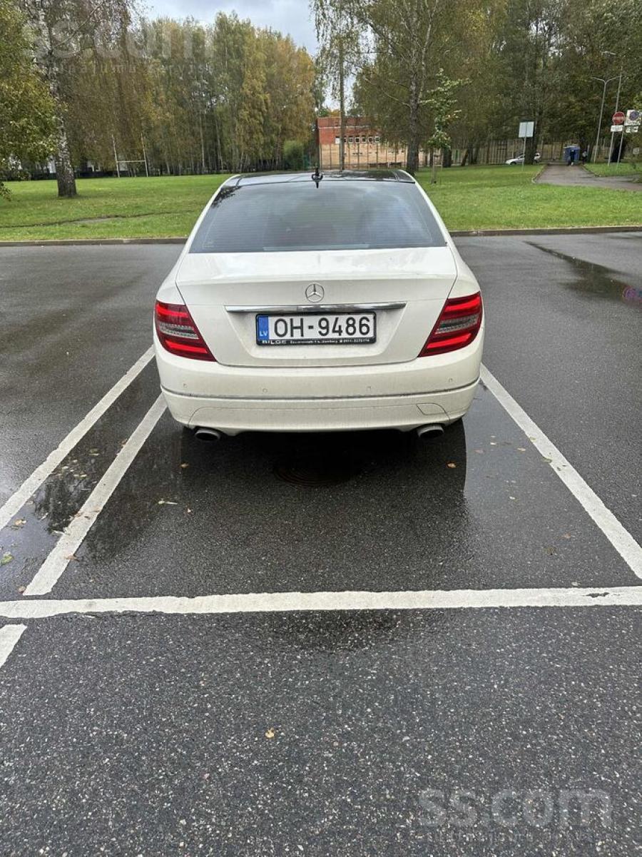White Mercedes-Benz c-320 2009 in Riga, with an engine capacity of 3.00 L and mileage of 303 thousand km for 6100 €, photo 3 on AUTOMOTO.COM.LV