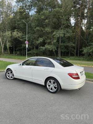 White Mercedes-Benz c-320 2009 in Riga, with an engine capacity of 3.00 L and mileage of 303 thousand km for 6100 €, photo 4 on AUTOMOTO.COM.LV