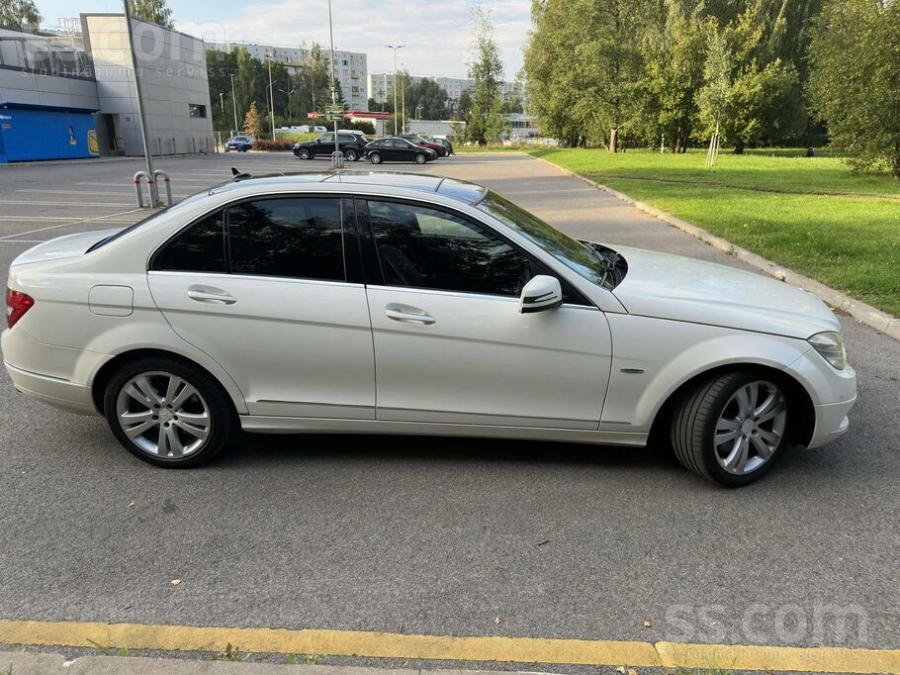 White Mercedes-Benz c-320 2009 in Riga, with an engine capacity of 3.00 L and mileage of 303 thousand km for 6100 €, photo 5 on AUTOMOTO.COM.LV