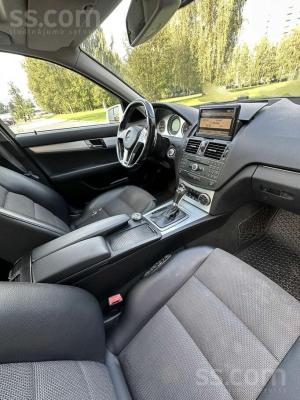 White Mercedes-Benz c-320 2009 in Riga, with an engine capacity of 3.00 L and mileage of 303 thousand km for 6100 €, photo 9 on AUTOMOTO.COM.LV