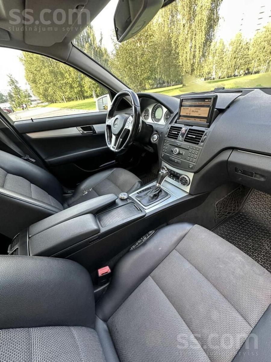 White Mercedes-Benz c-320 2009 in Riga, with an engine capacity of 3.00 L and mileage of 303 thousand km for 6100 €, photo 9 on AUTOMOTO.COM.LV