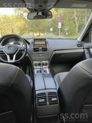White Mercedes-Benz c-320 2009 in Riga, with an engine capacity of 3.00 L and mileage of 303 thousand km for 6100 €, photo 10 on AUTOMOTO.COM.LV