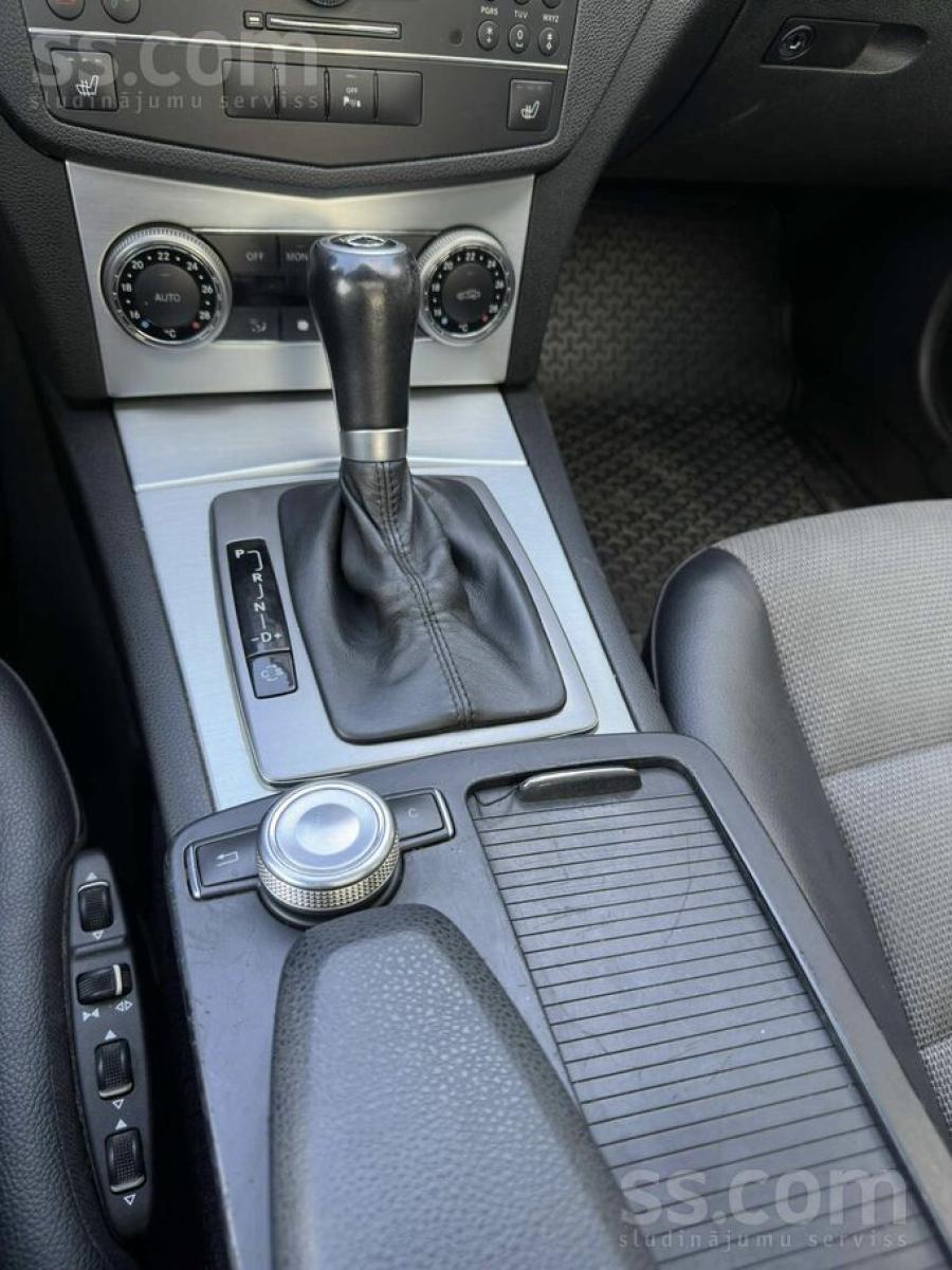 White Mercedes-Benz c-320 2009 in Riga, with an engine capacity of 3.00 L and mileage of 303 thousand km for 6100 €, photo 13 on AUTOMOTO.COM.LV