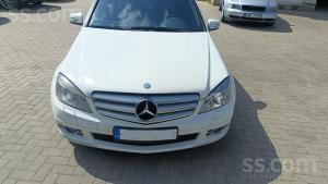 Белый Мерседес Ц 320 2008 в Рига, объемом двигателя 3.00 л и пробегом 419 тыс. км за 2500 €, фото  на AUTOMOTO.COM.LV