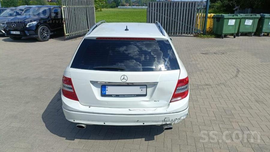 Белый Мерседес Ц 320 2008 в Рига, объемом двигателя 3.00 л и пробегом 419 тыс. км за 2500 €, фото 3 на AUTOMOTO.COM.LV