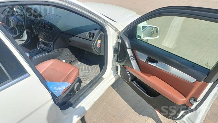 Белый Мерседес Ц 320 2008 в Рига, объемом двигателя 3.00 л и пробегом 419 тыс. км за 2500 €, фото 9 на AUTOMOTO.COM.LV