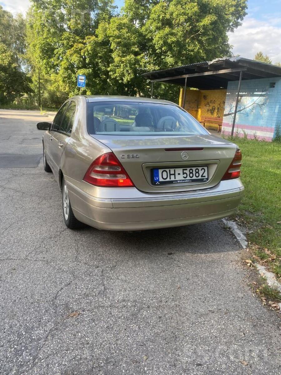 Желтый Мерседес Ц 320 2001 в Рига, объемом двигателя 3.20 л и пробегом 305 тыс. км за 2050 €, фото 4 на AUTOMOTO.COM.LV