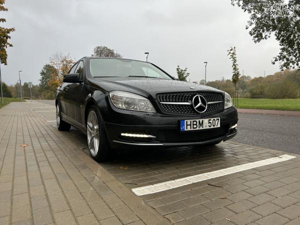 Черный Мерседес Ц 350 2010 в Вильнюс, объемом двигателя 3.00 л и пробегом 330 тыс. км за 4650 €, фото 1 на AUTOMOTO.COM.LV