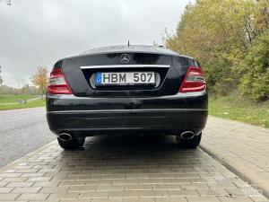 Black Mercedes-Benz C 350 2010 in Vilnius, with an engine capacity of 3.00 L and mileage of 330 thousand km for 4650 €, photo 5 on AUTOMOTO.COM.LV