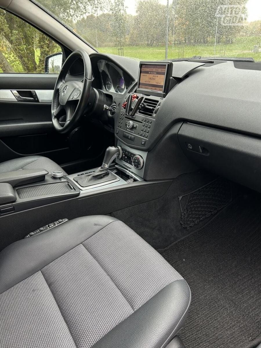 Black Mercedes-Benz C 350 2010 in Vilnius, with an engine capacity of 3.00 L and mileage of 330 thousand km for 4650 €, photo 8 on AUTOMOTO.COM.LV