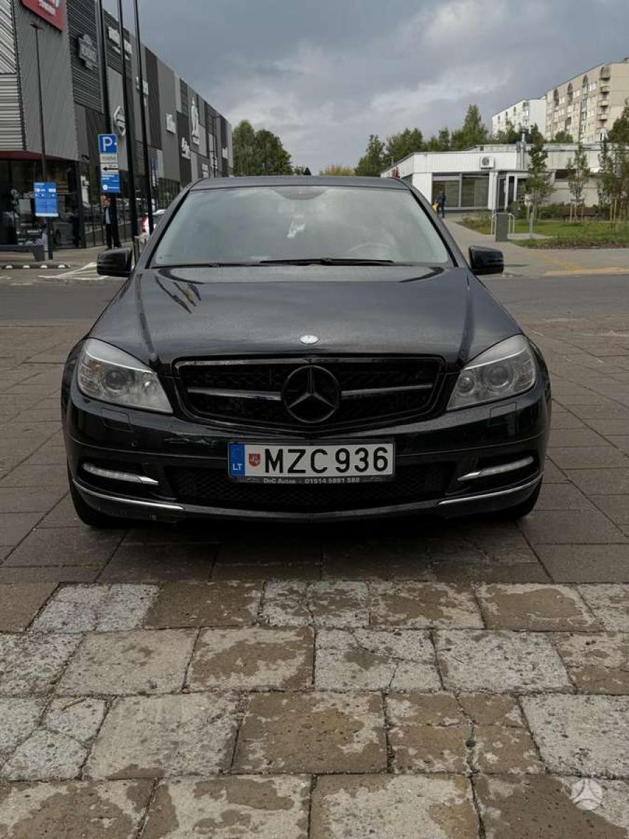 Black Mercedes-Benz C 350 2010 in Vilnius, with an engine capacity of 3.00 L and mileage of 261 thousand km for 8700 €, photo 3 on AUTOMOTO.COM.LV