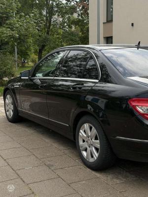 Black Mercedes-Benz C 350 2010 in Vilnius, with an engine capacity of 3.00 L and mileage of 261 thousand km for 8700 €, photo 5 on AUTOMOTO.COM.LV