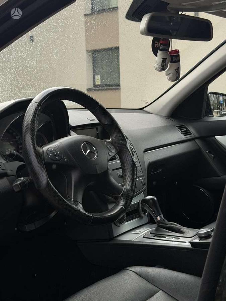 Black Mercedes-Benz C 350 2010 in Vilnius, with an engine capacity of 3.00 L and mileage of 261 thousand km for 8700 €, photo 8 on AUTOMOTO.COM.LV