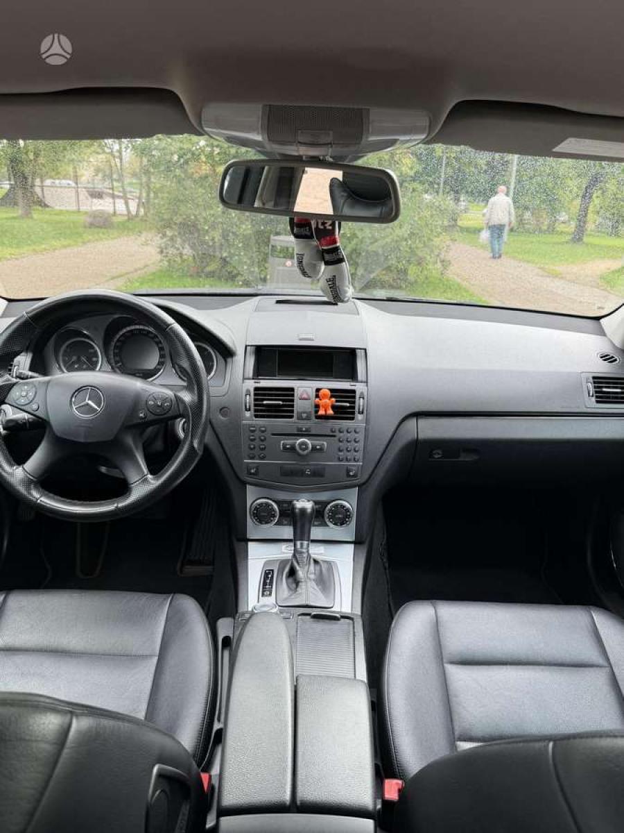 Black Mercedes-Benz C 350 2010 in Vilnius, with an engine capacity of 3.00 L and mileage of 261 thousand km for 8700 €, photo 10 on AUTOMOTO.COM.LV