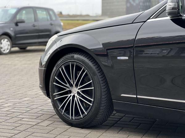 Black Mercedes-Benz C 350 2010 in Kaunas, with an engine capacity of 2.99 L and mileage of 174 thousand km for 8650 €, photo 9 on AUTOMOTO.COM.LV