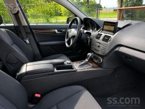 Черный Мерседес Ц 350 2010 в Рига, объемом двигателя 3.00 л и пробегом 211 тыс. км за 6490 €, фото 13 на AUTOMOTO.COM.LV