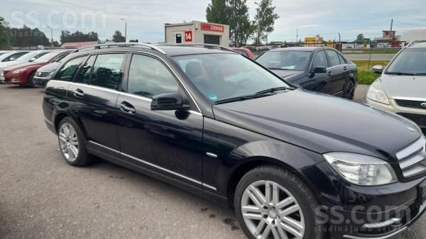 Black Mercedes-Benz C 350 2011 in Riga, with an engine capacity of 3.00 L and mileage of 249 thousand km for 8500 €, photo 4 on AUTOMOTO.COM.LV