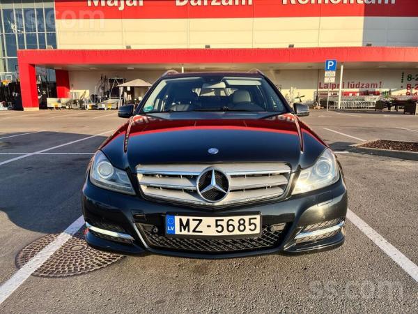 Черный Мерседес Ц 350 2012 в Рига, объемом двигателя 3.00 л и пробегом 259 тыс. км за 7300 €, фото 2 на AUTOMOTO.COM.LV