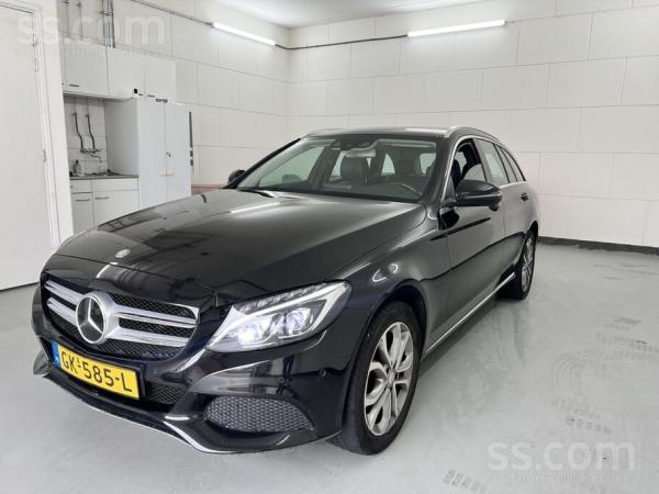Black Mercedes-Benz C 350 2015 in Limbazi, with an engine capacity of 2.00 L and mileage of 223 thousand km for 11945 €, photo 3 on AUTOMOTO.COM.LV