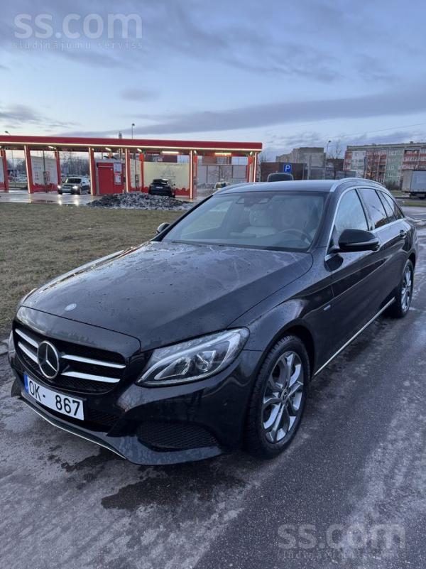 Black Mercedes-Benz C 350 2017 in Riga, with an engine capacity of 2.00 L and mileage of 226 thousand km for 13300 €, photo 2 on AUTOMOTO.COM.LV