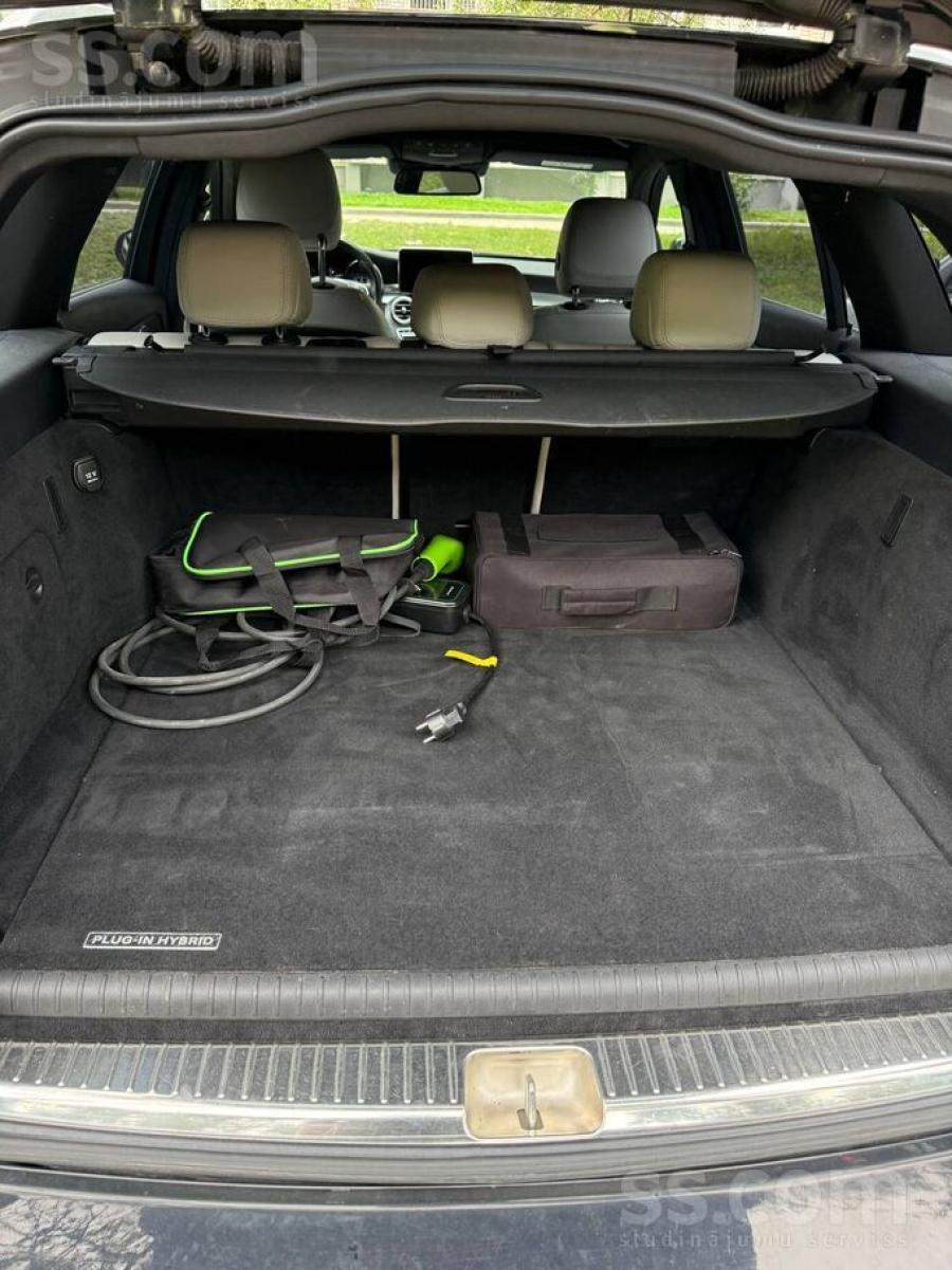 Black Mercedes-Benz C 350 2017 in Riga, with an engine capacity of 2.00 L and mileage of 227 thousand km for 12400 €, photo 12 on AUTOMOTO.COM.LV